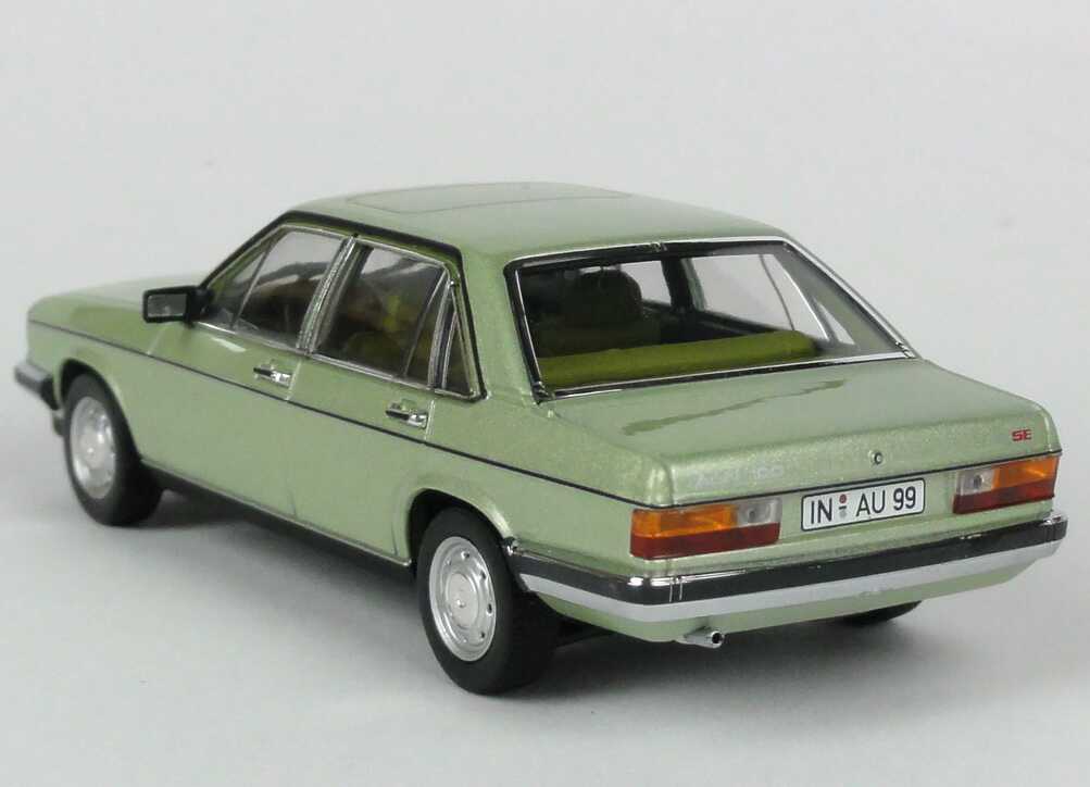 Audi 100 C2 Inarisilber met Werbemodell Minichamps 5030700303 In Der